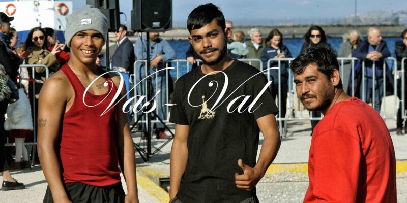 Ο ΣΤΑΥΡΟΣ ΤΩΝ ΘΕΟΦΑΝΙΩΝ ΣΤΟ ΞΥΛΟΚΑΣΤΡΟ (και οι ορφανοί του εθίμου ...